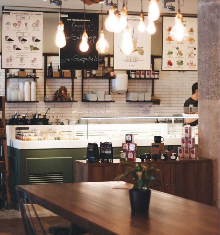 5 Cosas que Debes Hacer en una Cafetería